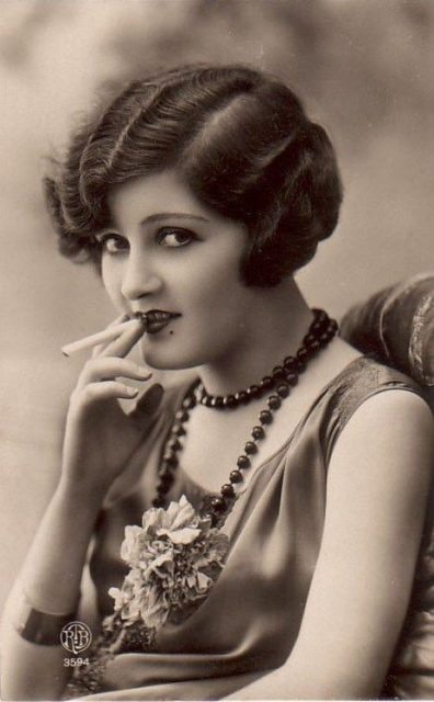 O que é um Flapper? A Glamorosa História da Mulher na década de 1920 ...
