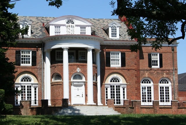 Should You Go to a College With Greek Life? Pros and Cons